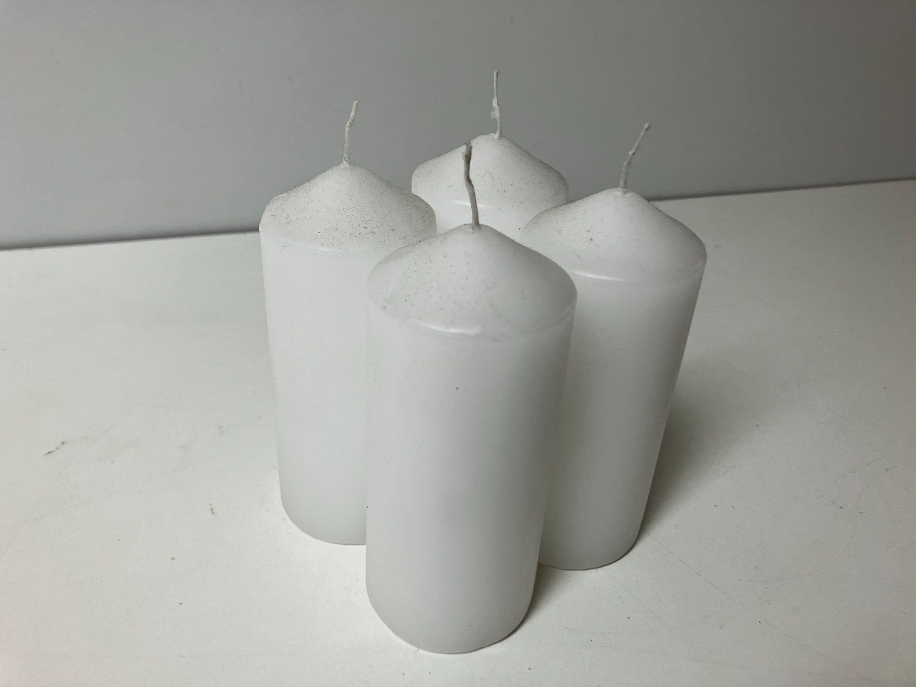 4x schöne Weisskerzen ca. 11cm H, 5cm DM ab 1.- (Neu (gemäss ...