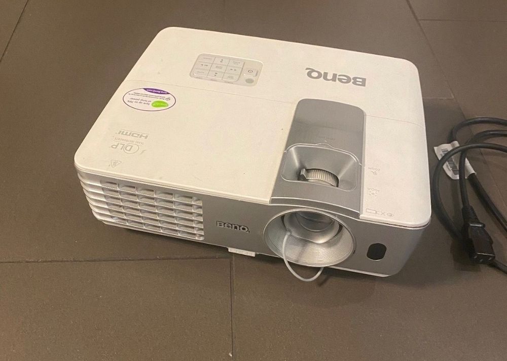 FullHD Beamer BenQ W1070 mit 1.400 Std (Gebraucht) in für CHF 209 – mit ...