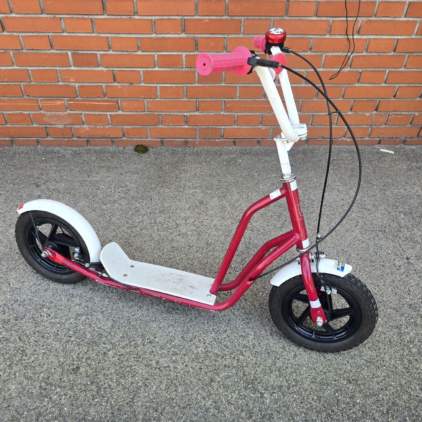Trottinette pour Enfant Rouge et Blanche - Prête pour l'été! (Neuf ...