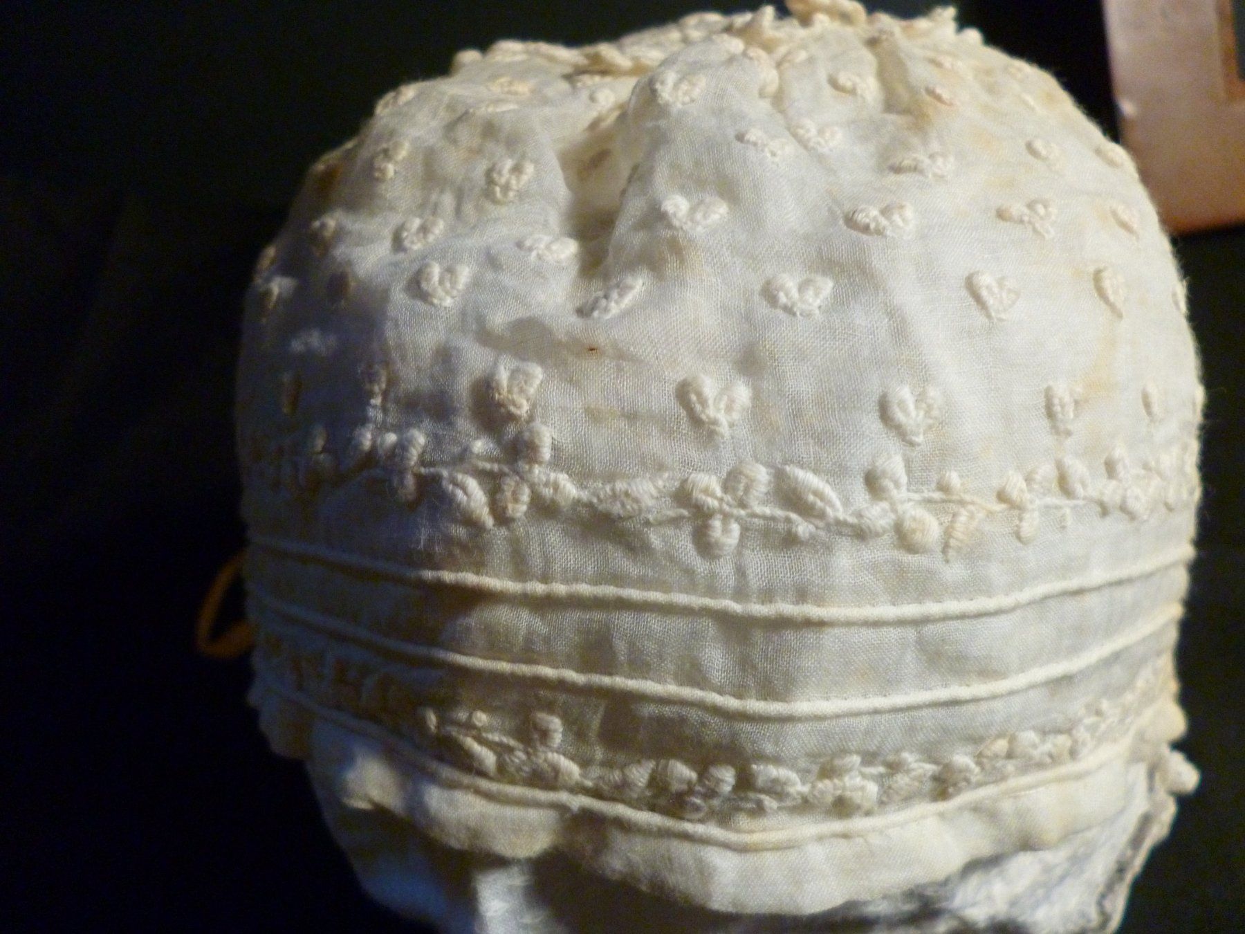 Ancien. Petit bonnet-bébé, coton très fin, broderie blanche (D'occasion ...