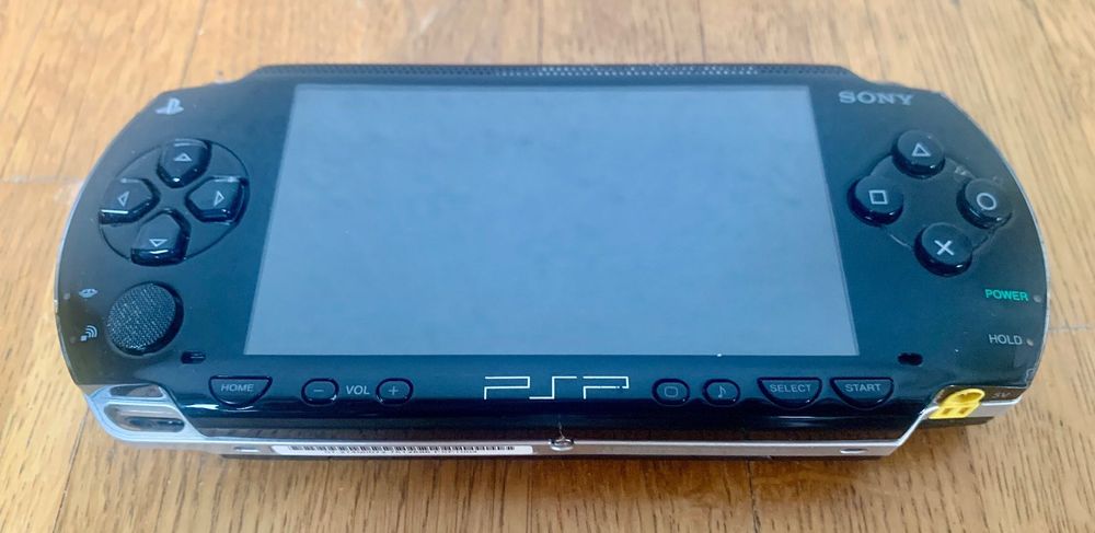 Sony PSP (1004) Schwarz inkl. 4 Gb Speicherkarte und Hülle (Gebraucht ...