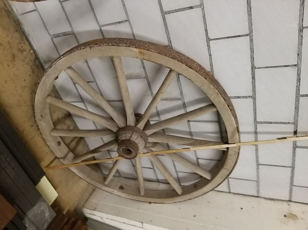 alte Wagenräder Holz mit Eisenreif (Defekt) in Seewis Dorf für CHF 32 ...