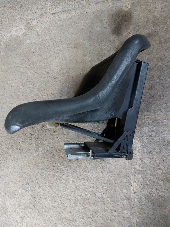 Sitz für Oldtimer Traktor, Zustand siehe Fotos! (Gebraucht) in ...