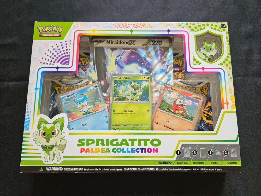 Pokémon Sprigatito Paldea Collection (EN) (Neu und originalverpackt) in ...