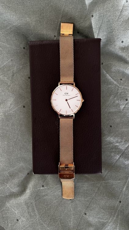 Daniel Wellington Uhr gold (Defekt) in St.Gallen für CHF 3 – mit ...