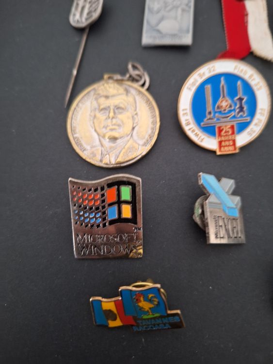 12 x Collection pins, badges, medals (Gebraucht) in Horgen für CHF 5 ...