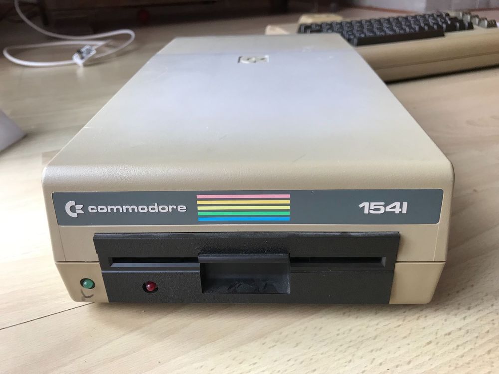 Commodore 1541 Floppy Disk Drive + Disks (Gebraucht) in Mont-sur-Rolle ...