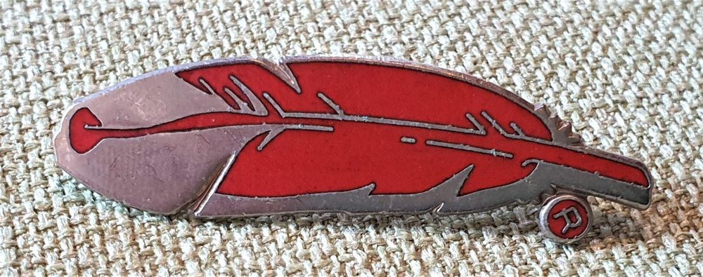 G854 - Pin Rote Feder Logo Emblem (Gebraucht) in Reinach BL für CHF 2 ...