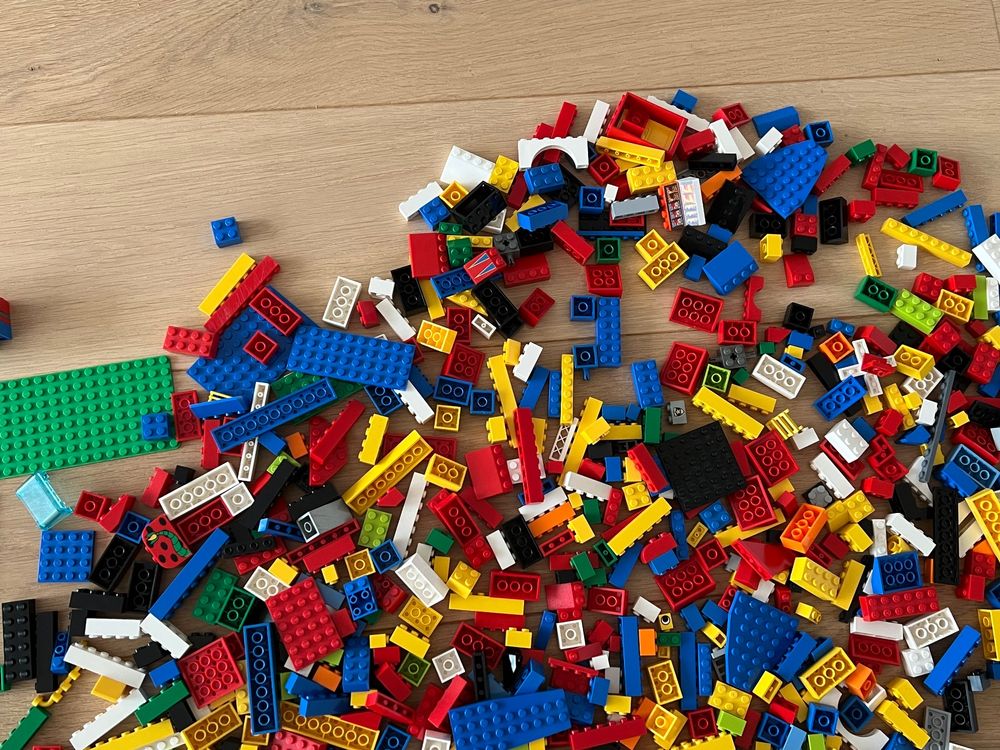 Legosteine mit 2 Platten, 4 Figuren inkl Box ca 2.3kg ab 1.- (Gebraucht ...