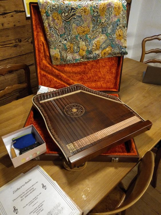 Zither, 8 Akkorde (Gebraucht) in bowil für CHF 180 – nur Abholung auf ...