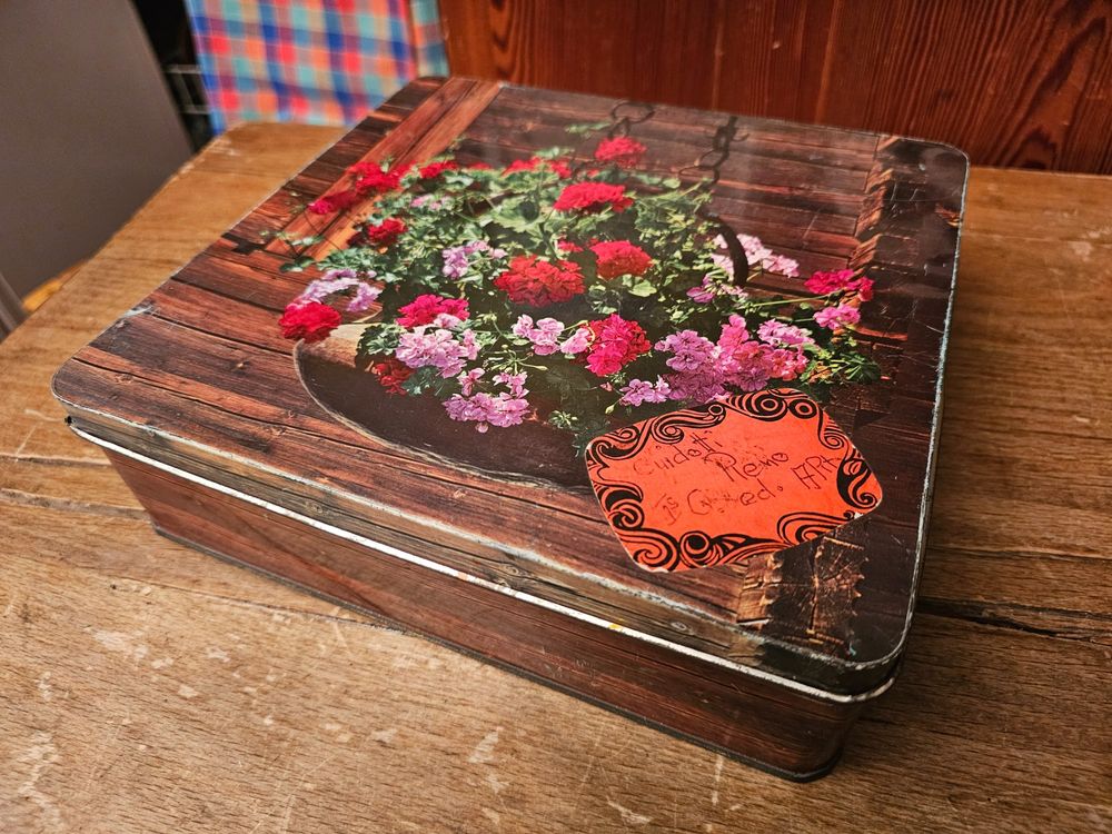 CH VECCHIA SCATOLA CON VECCHI FRANCOBOLLI (Usato) a Monte Carasso per ...