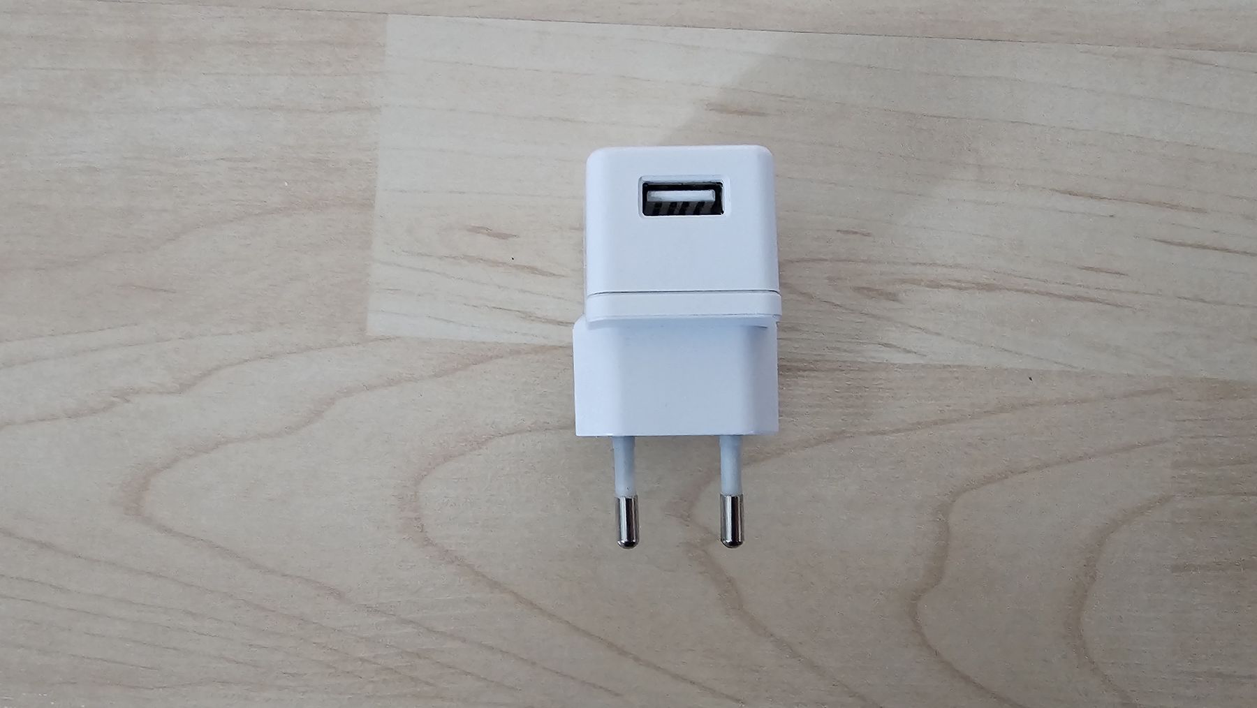 Heitech USB Ladegerät, weiss, Stecker 🔌 (Gebraucht) in Zürich für CHF 1 – mit Lieferung auf ...