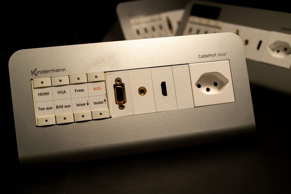 Steckdosengehäuse Kindermann CablePort desk2 inkl. Modulen (Neu (gemäss ...