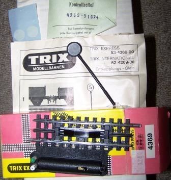 Trix Express H0 4369: Elektr. Entkupplungsgleis mit Signal (Neu und originalverpackt) in ...
