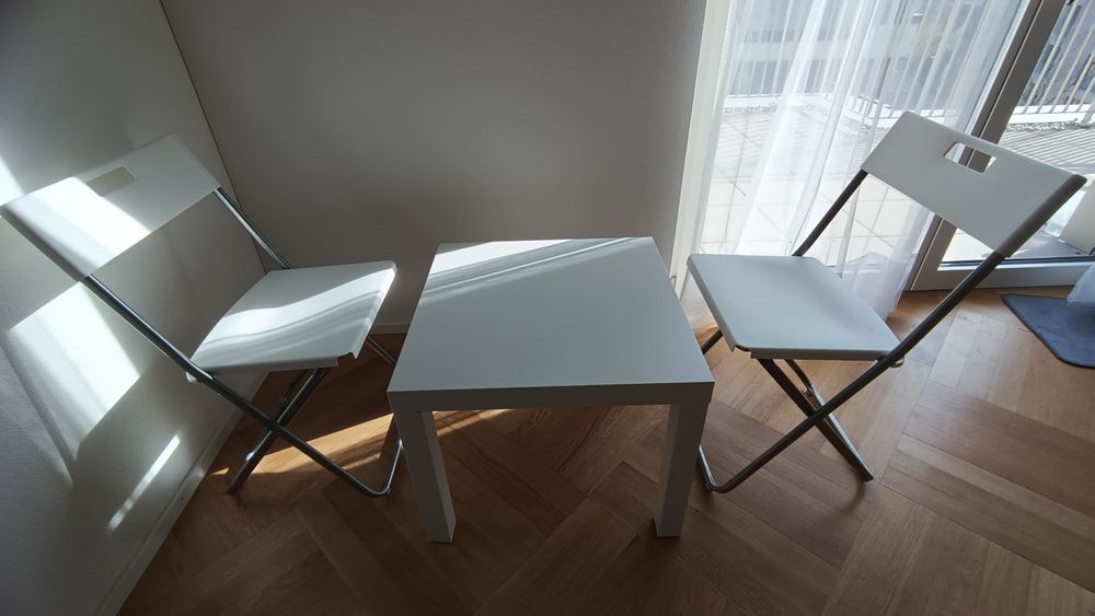 One table and two chairs (ein Tisch und zwei Stühle) (Gebraucht) in ...