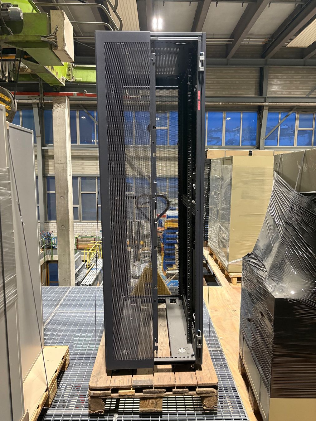 Serverrack Serverschrank( Lot 019 ) Standort 6221 Rickenbach (Gebraucht ...