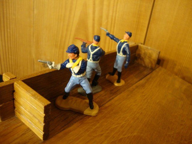 Holz Wildwest Fort EDUARD HENRY mit TIMPO TOYS Soldaten (Gebraucht) in ...