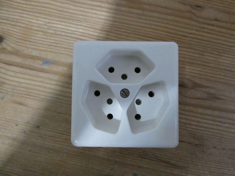 3-fach Steckdose AP Typ 13 (Gebraucht) in Zürich für CHF 10 – mit ...