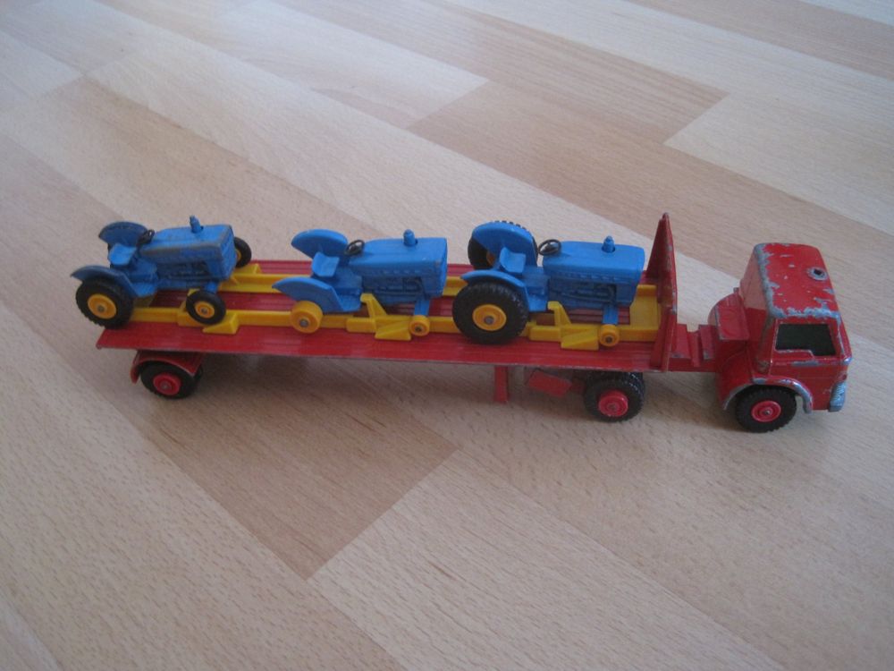Ford Tractor Tasker Transporter mit 3 Traktoren Matchbox (Gebraucht) in ...