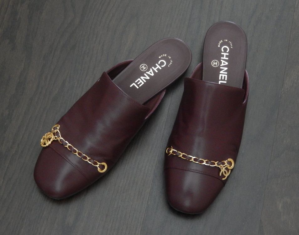 Orig. CHANEL Leder Slippers mit Charms Gr. 38,5 (39C) (Gebraucht) in ...