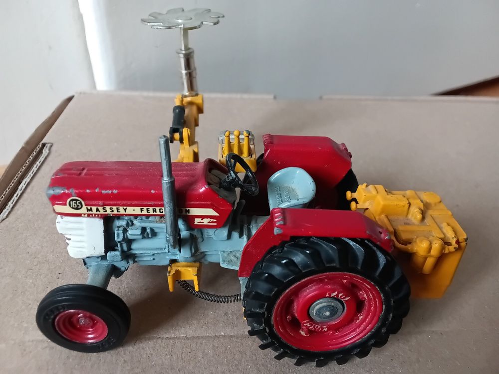 Corgi Toys No. 73 Massey Ferguson Tractor / Saw Attachment (Gebraucht ...