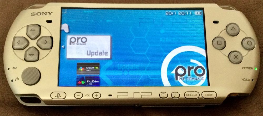 Sony PSP Model 3004, 8GB, Silber, Ladekabel und 4 Spiele (Gebraucht) in ...