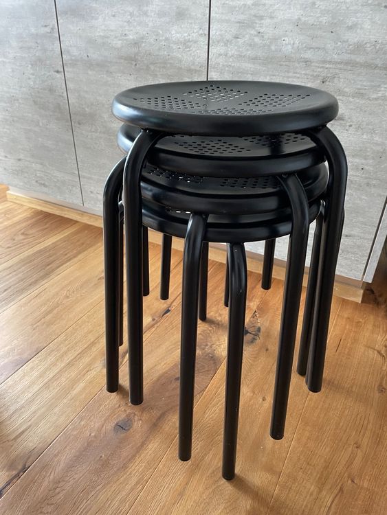 4 Stühle Hocker schwarz Stapelbar (Gebraucht) in Balsthal für CHF 20 ...