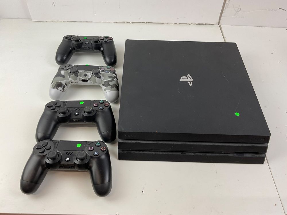 Sony Playstation PS4 Pro mit 4x Kontroller super Zustand (Gebraucht) in ...