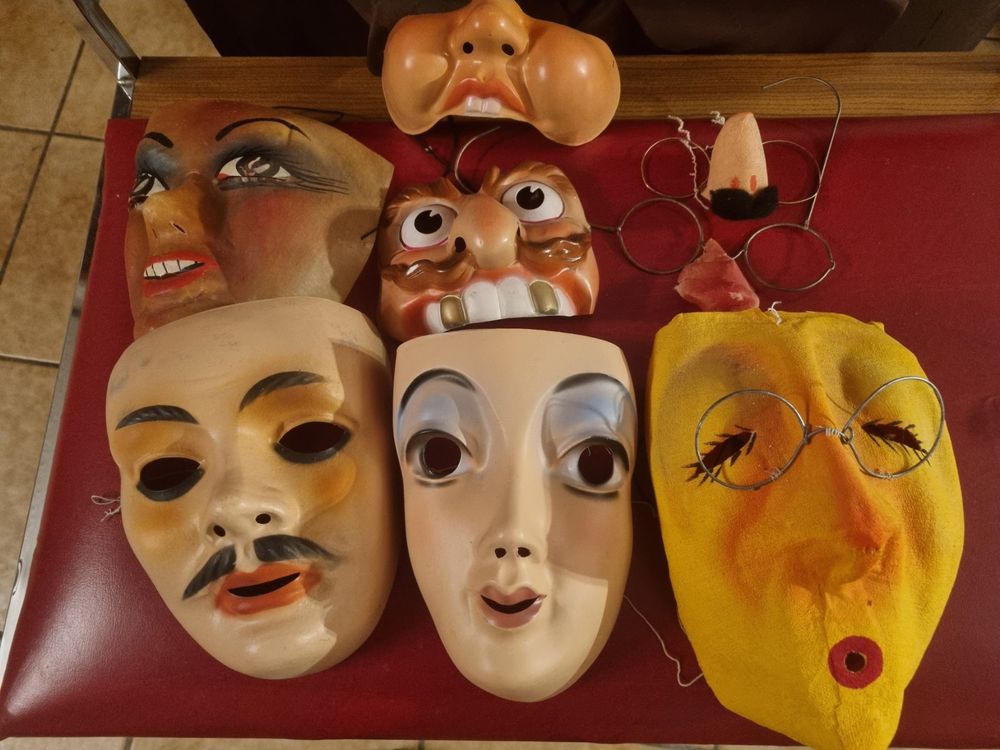 Verschiedene alte Masken. (Gebraucht) in Willisau für CHF 25 – mit ...