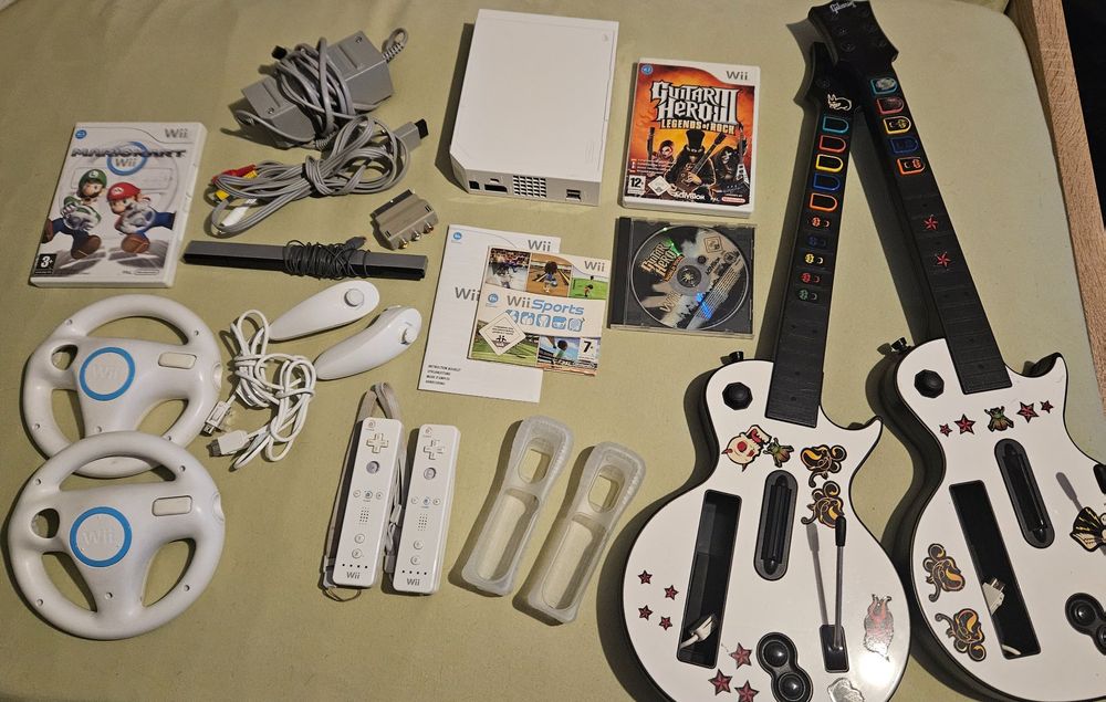Nintendo Wii + Guitar Hero + Mario Kart Bundle (Gebraucht) in Belp für ...