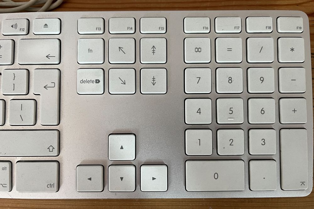 Apple Tastatur (English) kabelgebunden mit Zahlenblock (Gebraucht) in ...