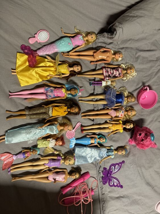 Barbie Set (viele Puppen,Pool.. (Gebraucht) in Starrkirch-Wil für CHF 5 – mit Lieferung auf ...