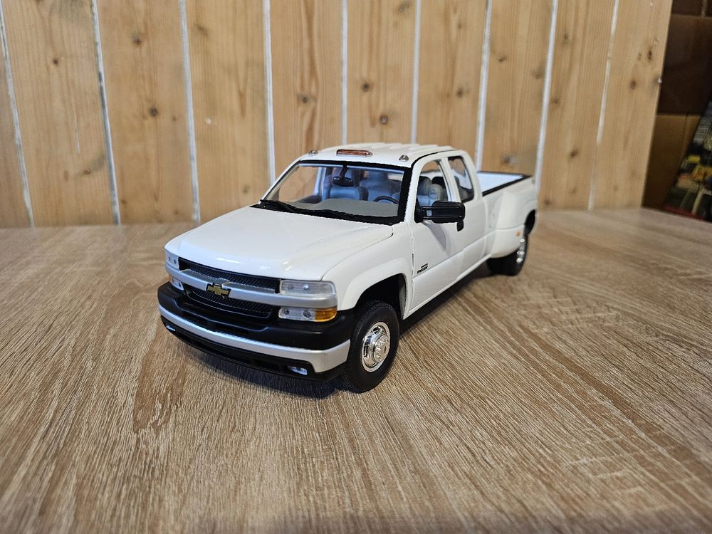 Chevrolet Silverado 3500 White Dually Truck 1:18 | Kaufen auf Ricardo