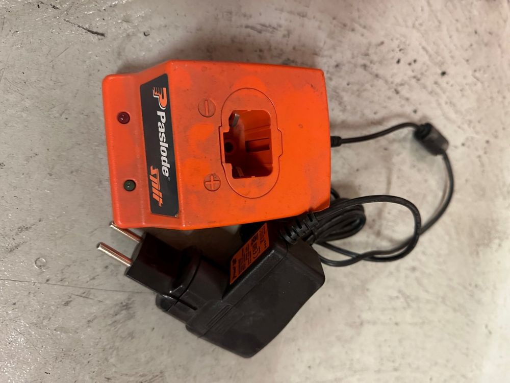 Paslode / Spit Ladegerät inkl. Adapter (Gebraucht) in Uetendorf für CHF ...