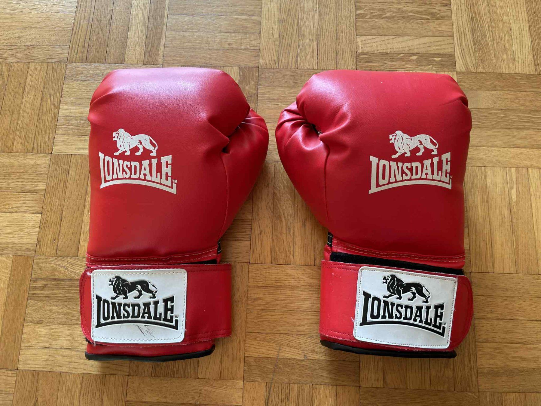 Red Boxing Gloves with 280cm hand wraps (Gebraucht) in Zürich für CHF ...