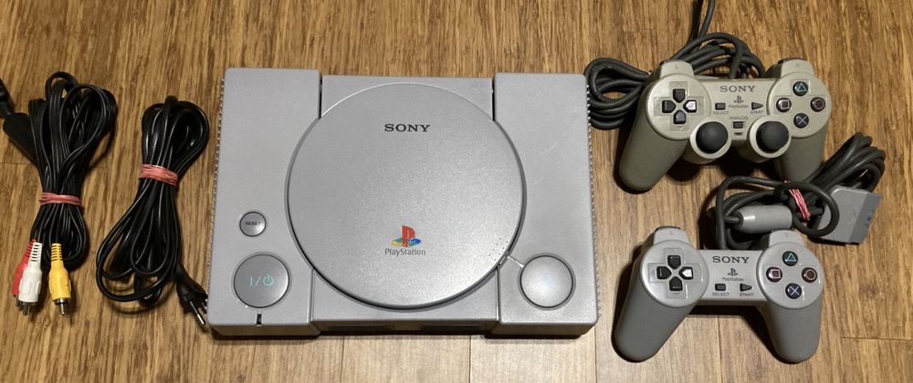PS1 Playstation 1 Konsole mit 2 Controller | Kaufen auf Ricardo