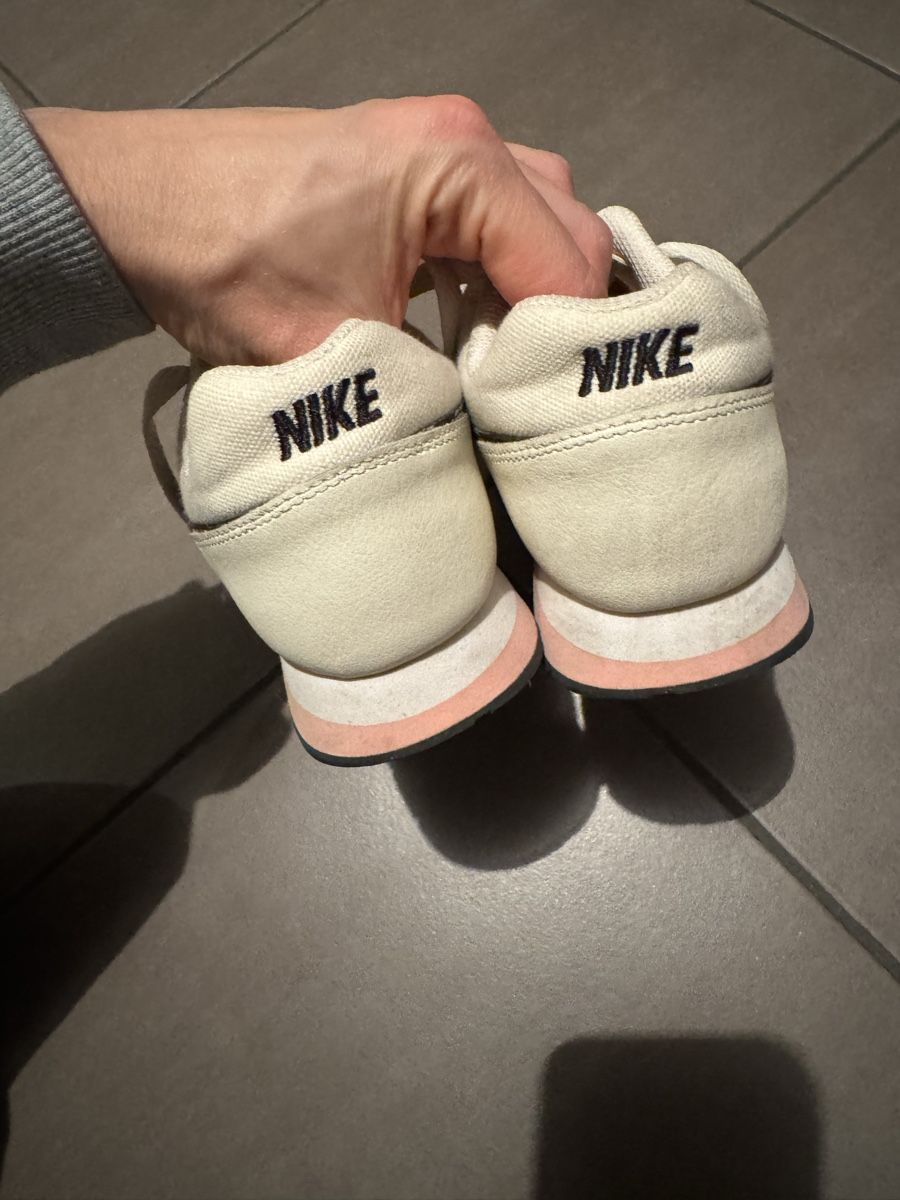 Nike runner trainers UK 4.5 EUR 37.5, floral detail 🌸👟 (Gebraucht) in ...