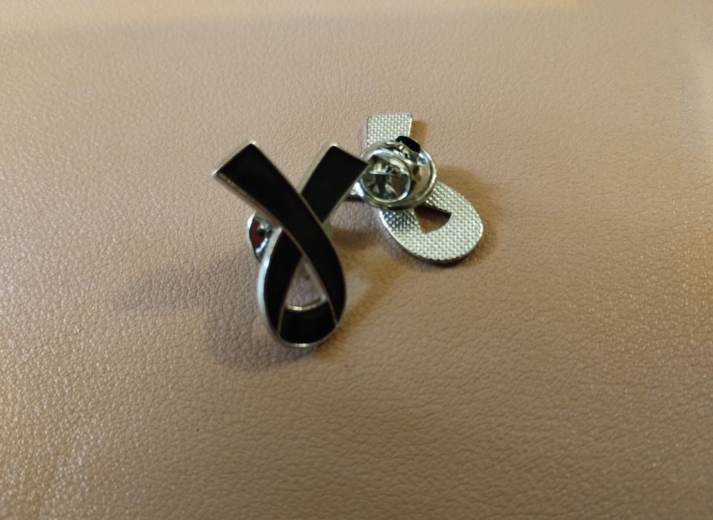 50x Trauer Schleifen Anstecker - Broche Pins ruban noir (Neu und ...