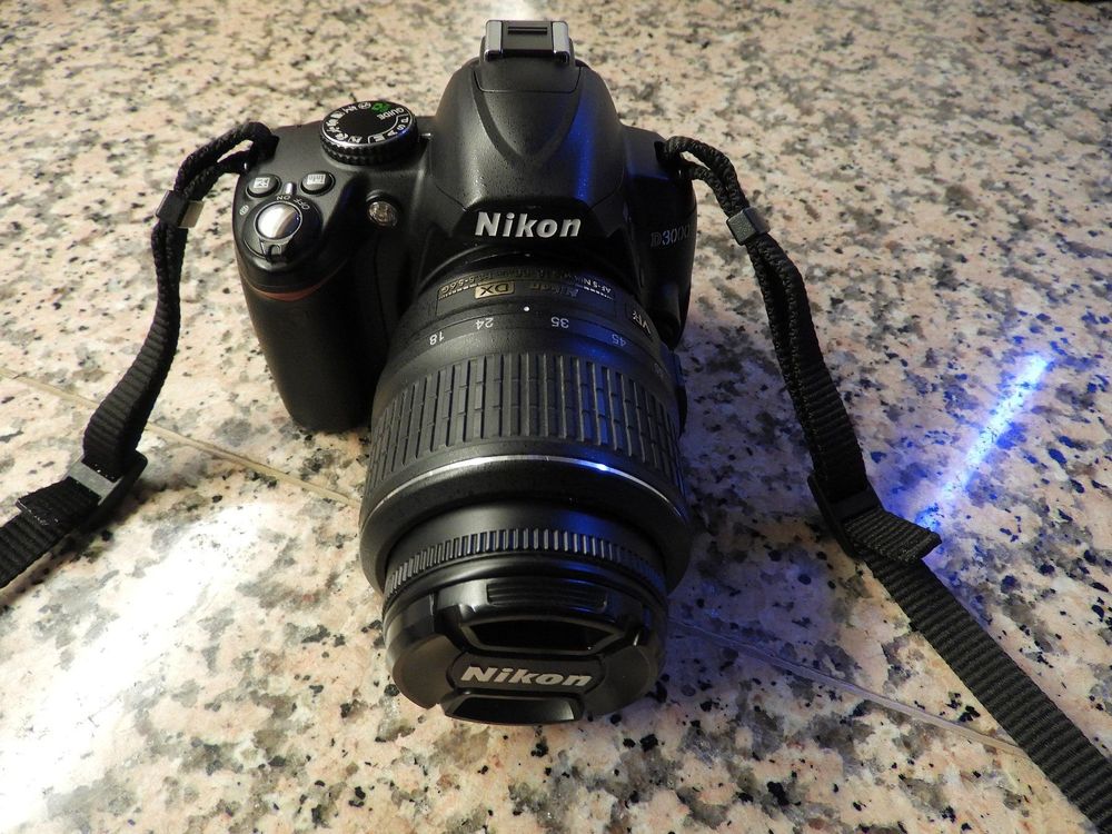 Nikon D3000 BODY mit nur 6.956 AUSLÖSUNGEN + 2 OBJEKTIVE (Neu (gemäss ...