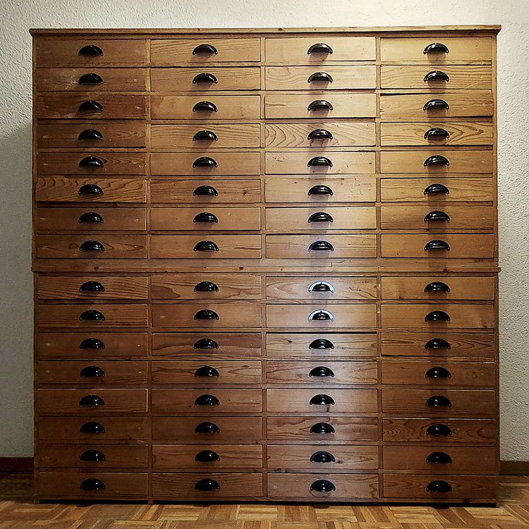 2 Meubles à tiroirs en sapin pour collectionneur (Gebraucht) in La Chaux-de-Fonds für CHF 379 ...