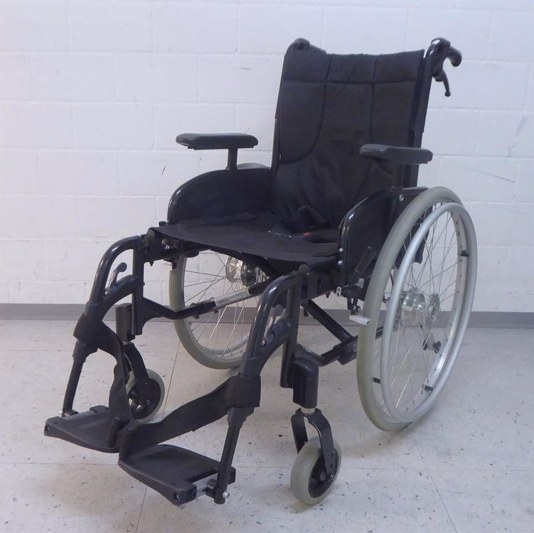 Rollstuhl Invacare, SB 43 cm, nur CHF199 (Gebraucht) in Lengnau für CHF 199 – mit Lieferung auf ...