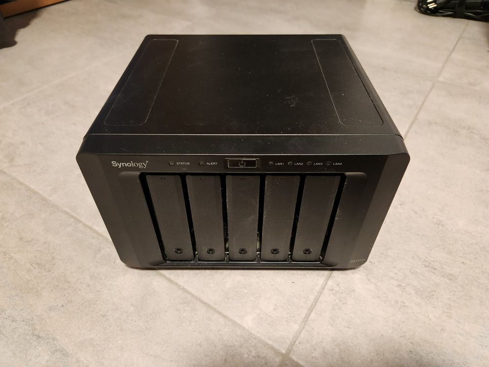 Synology NAS 1513+ (mit 4 x 3 TB - WD RED ) | Kaufen auf Ricardo