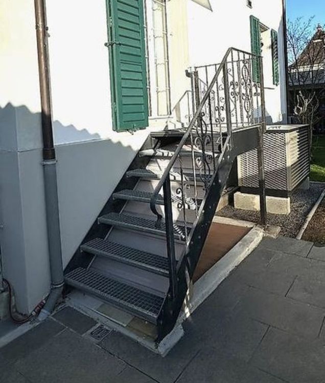 Treppe mit Podest und Geländer (Gebraucht) in Reichenbach i. K. für CHF ...