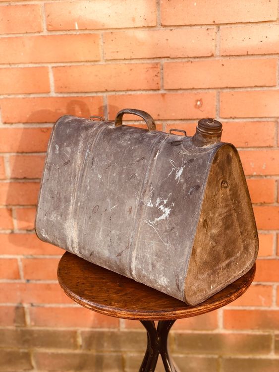 Schöner, antiker Benzinkanister, Dreiecksform, 15L, dicht (Gebraucht) in Oberaach für CHF 28 ...