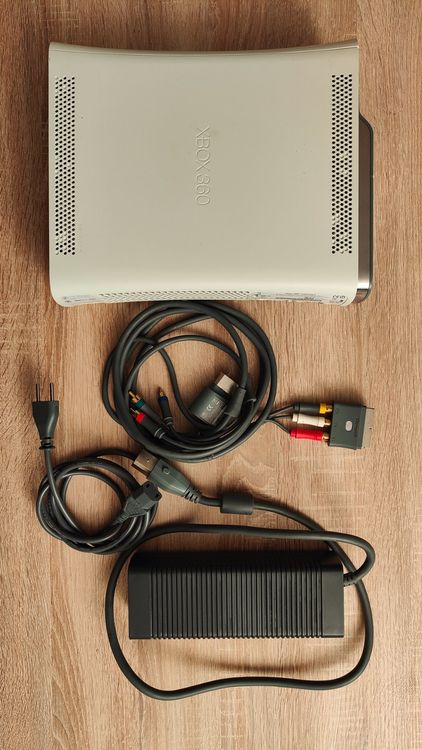 Weisse Xbox 360 mit 1 Controller und Microphon | Kaufen auf Ricardo