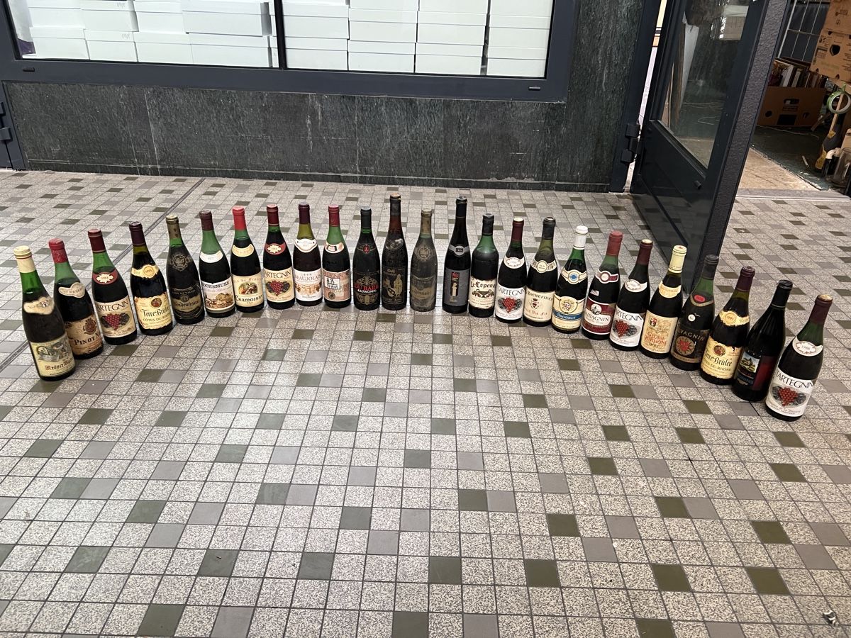 Lot 25 BOUTEILLES DE VIN ROUGE ANCIENS PRINCIPALEMENT SUISSE (Neu ...