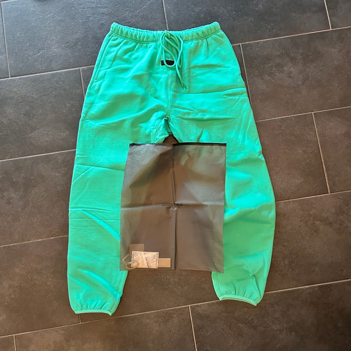 Fear of God Essentials Sweatpants (Mint Leaf), M (Gebraucht) in Winterthur für CHF 42 – mit ...