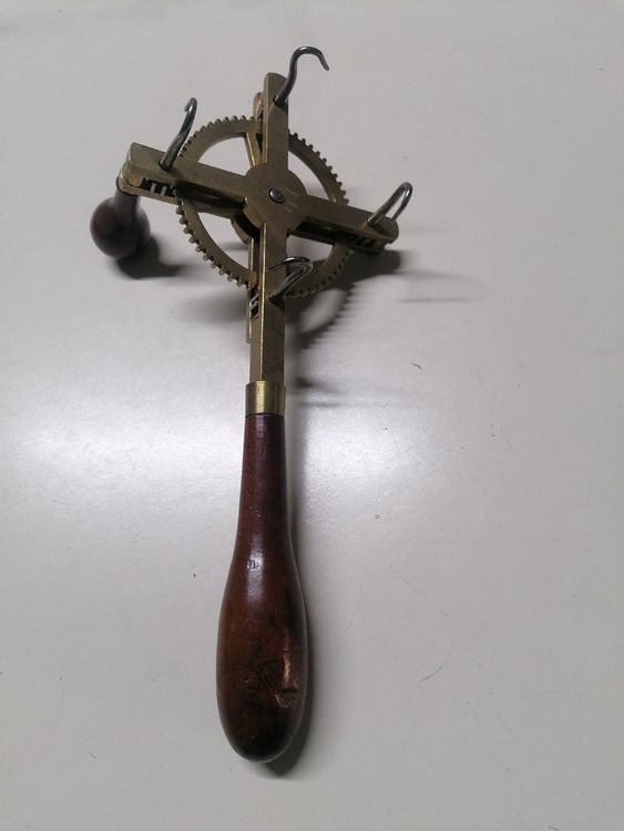 Ancien outil mécanique en laiton (Gebraucht) in St-George für CHF 39 ...
