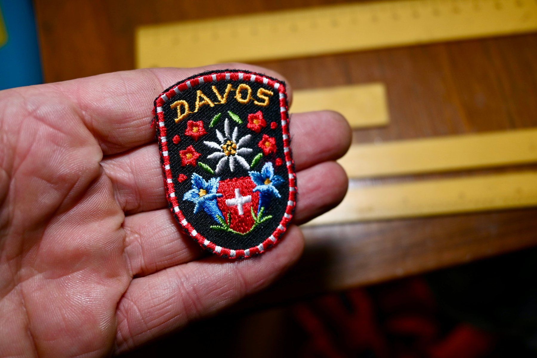 VINTAGE Badge DAVOS nos ST. GALLER STICKEREI klein wappen (Gebraucht ...