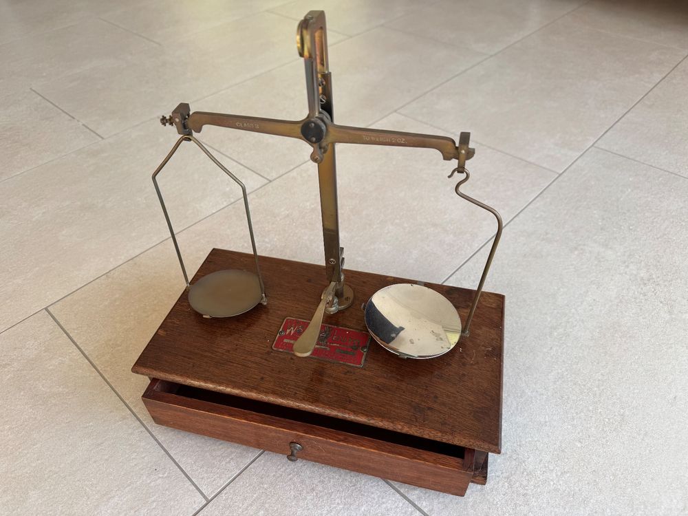 Seltene WEDDERBURN Gold - Waage auf Holzsockel mit Schublade (Gebraucht ...